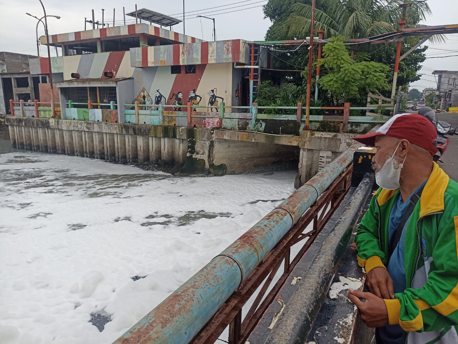 Busa Limbah Rumah Tangga Cemari Kali Tebu Surabaya - titikterang.co.id