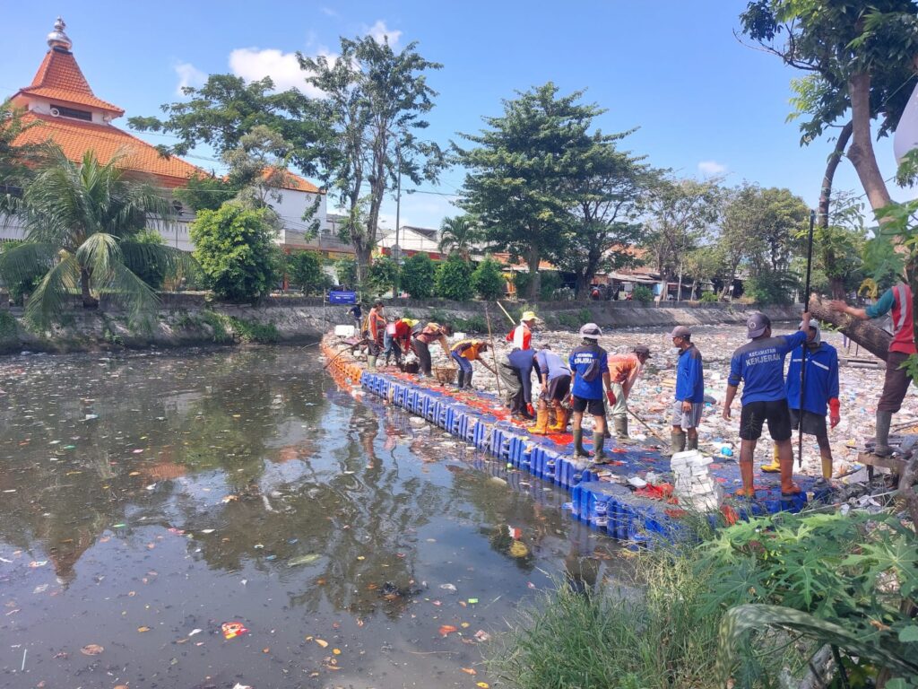 MOZAIK: DLH Surabaya Angkut 16 Ton Sampah dari Kali Tebu - titikterang ...